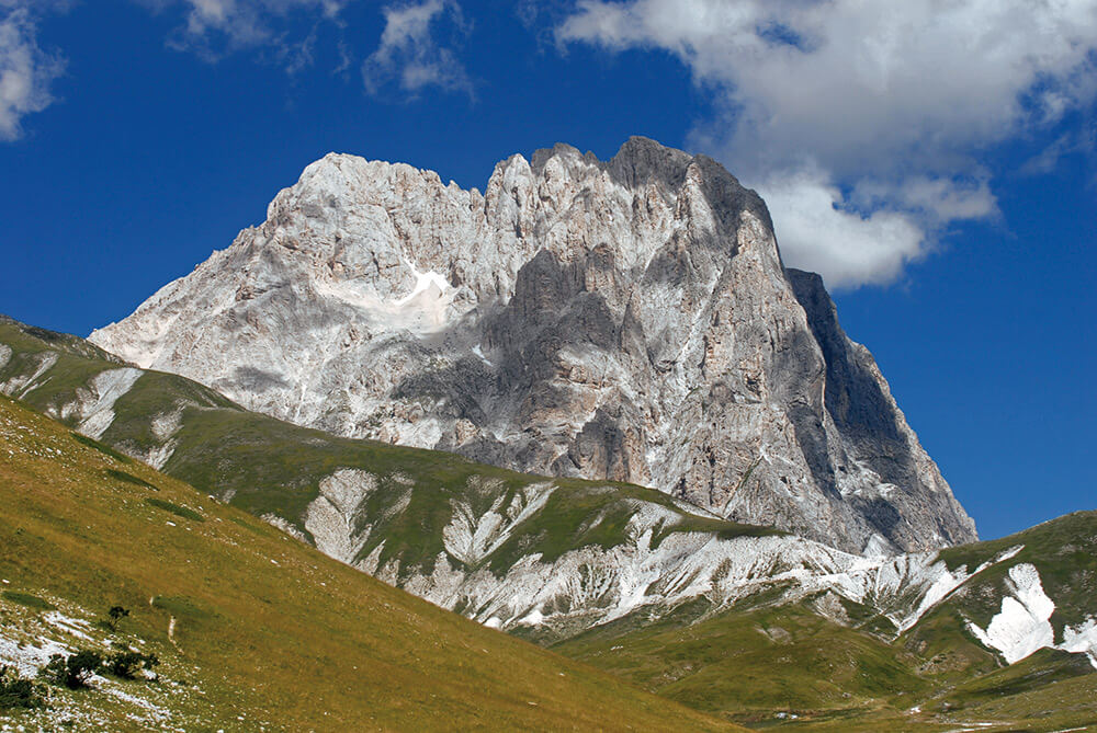 Gran Sasso, arrivano gli alpini per sanificazione del rifugio e messa ... Gran Sasso, arrivano gli alpini per sanificazione del rifugio e messa ...